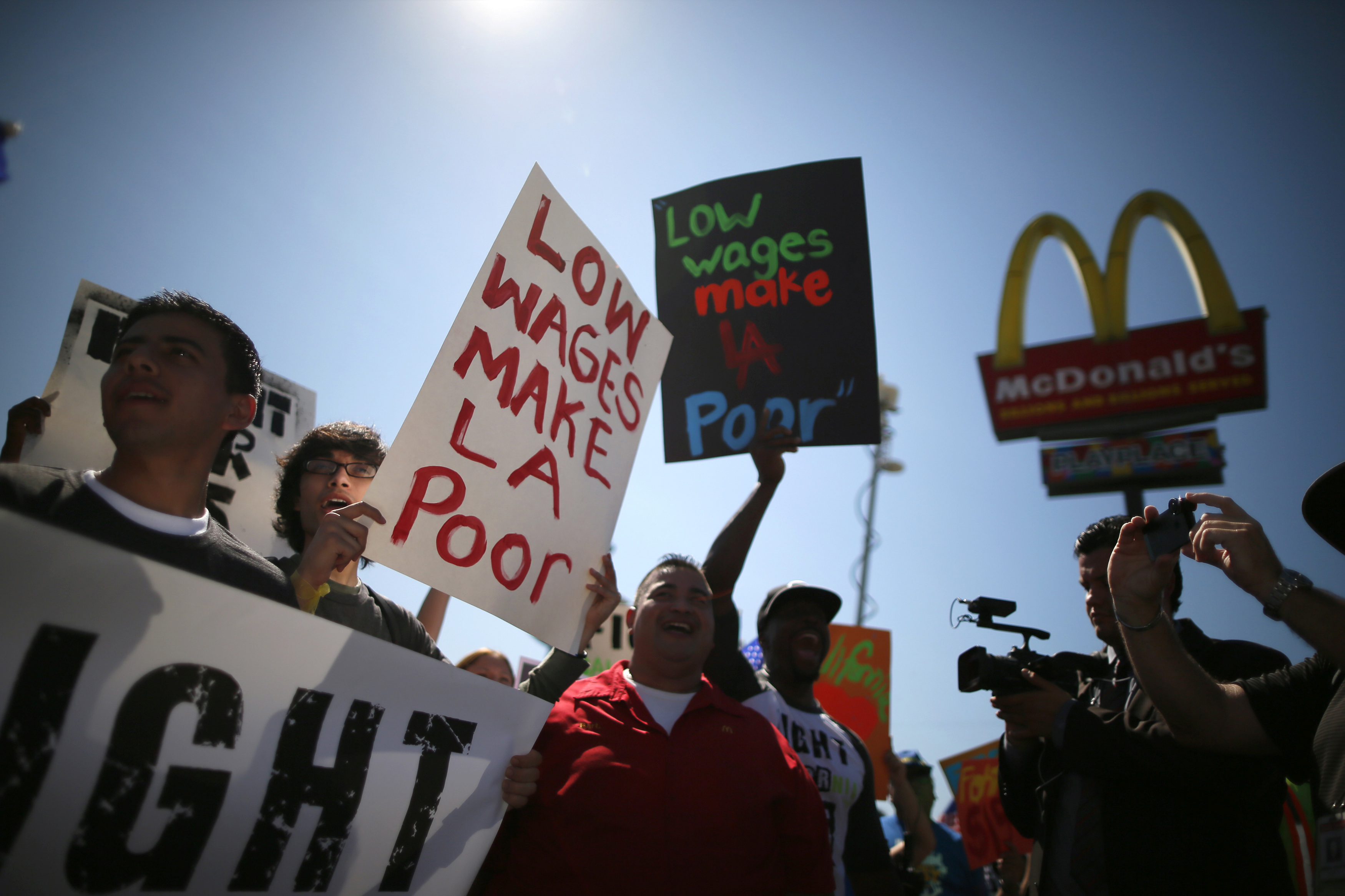 Will Raising Minimum Wage Lift Low-Income Families Out of Poverty ...