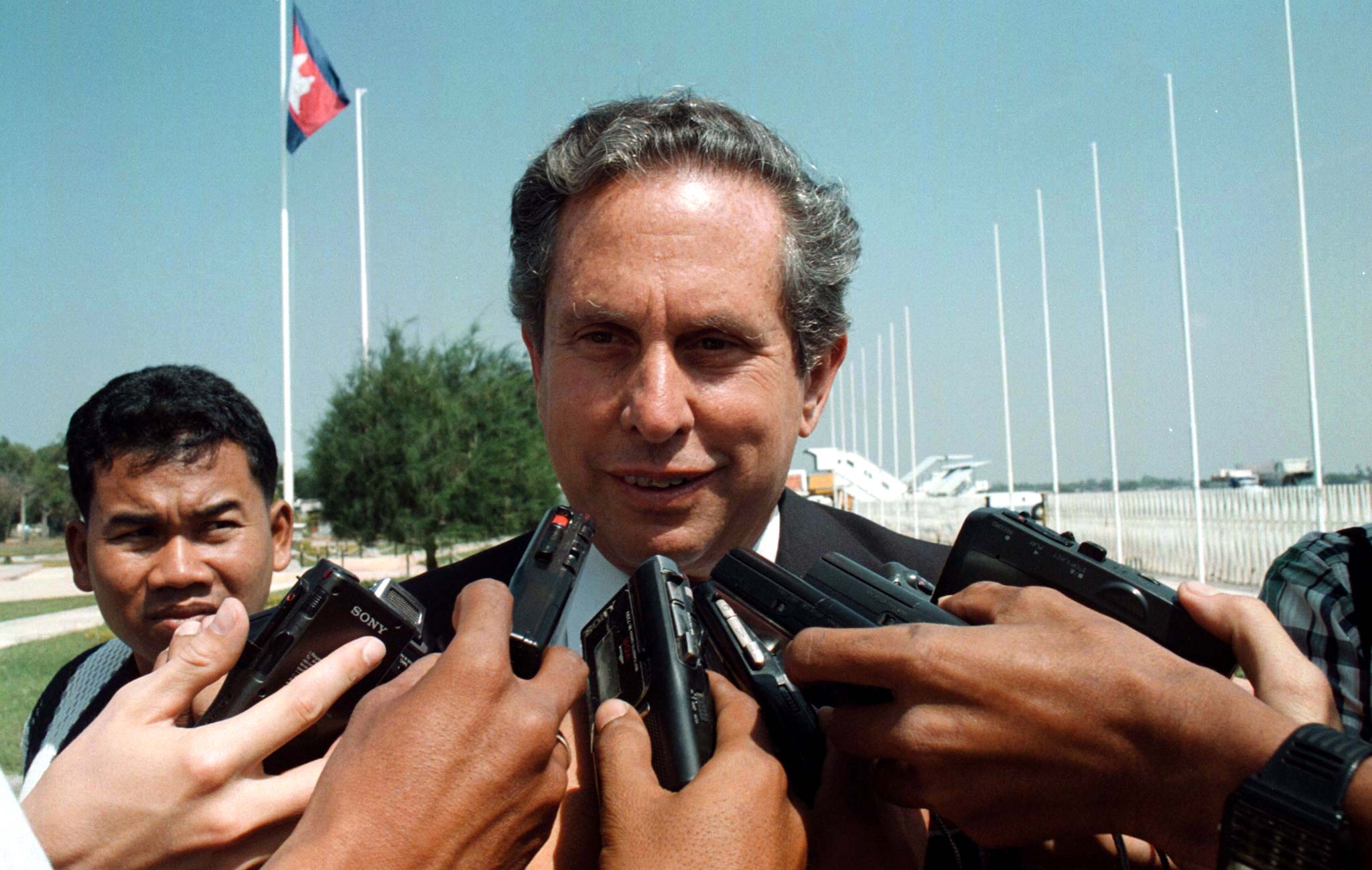 Solarz’s Lessons on Combining Democracy and Security | Brookings